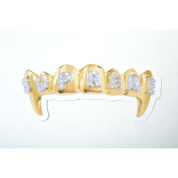 ■商品説明19年春夏の立ち上げでリリースされたFronts Teeのステッカーです。※商品の画像につきましてはお客様がご利用になられるモニターの色の違いや光の関係により実際の商品の色合いと異なる場合がございます。予めご了承ください。