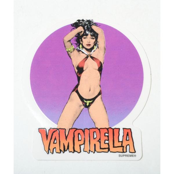 ■商品説明Supreme Vampirella Stickerウォーレン・コミックから出版されているアメリカンコミックス"Vampirella(ヴァンピレラ)"とSUPREMEによる異色コラボレーションが実現。異星から来た女吸血鬼でありスー...