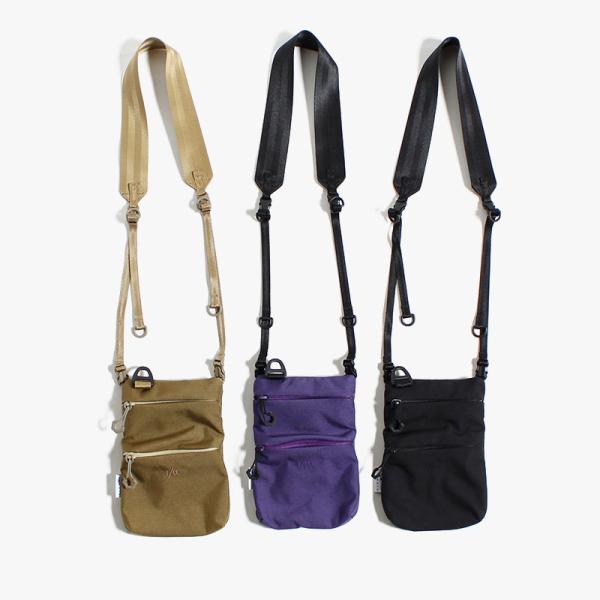 [FFR34233B0001]旅先やチケットの収納、携帯の収納などを考慮したサイジングの縦型ミニポシェット。素材の500デニールのオリジナル難燃CORDURAは難燃加工を施した素材で、軽さと強度のバランスが非常に優れています。ショルダーは本...