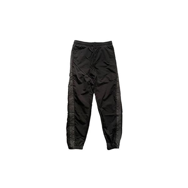 EPTMより新作となるパンツが入荷致しました。程良くゆったりとしたシルエットで長めのドローコードとサイドのラインが特徴のジョガーパンツ。ワンポイント刺繍でシンプルなデザインとなりますので、トップスを選ばず合わせることができます。-EPTM-...