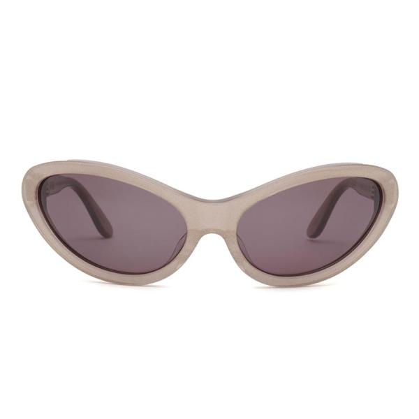 [A01004104D324]存在感のあるデザインが特徴のサングラス。強度と柔軟性のためステンレスの芯を入れた、環境にやさしいアセテートフレームを使用。ブランドオリジナルのケース付き。