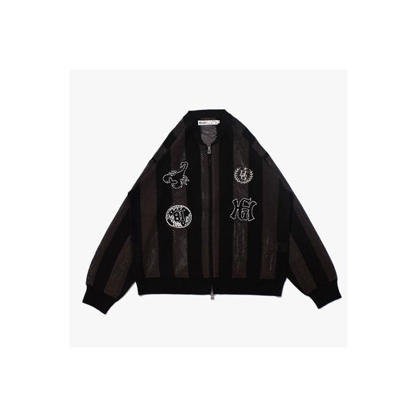 [25HG-AW02]ポリエステル糸を使用し、軽やかで肌あたりの良い着心地を実現したニットブルゾン。サッカーユニフォームを思わせるストライプ柄を、メッシュ編みと天竺編みを組み合わせて表現。胸元にはチームマークをイメージしたグラフィックを、イ...