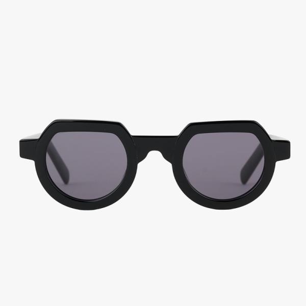 [A01004765FW25]存在感のあるデザインが特徴のサングラス。強度と柔軟性のためステンレスの芯を入れた、環境にやさしいアセテートフレームを使用。ブランドオリジナルのケース付き。