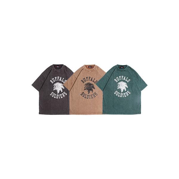 ピグメント加工され、古着のような風合いに仕上げられたT-SHIRTにBUFFALO SOLDIERSロゴをプリントした1枚。-MURAL(ミューラル)-ブランド名『MURAL』(ミューラル)とは英語で壁画の意。REGGAEをはじめとする音楽...