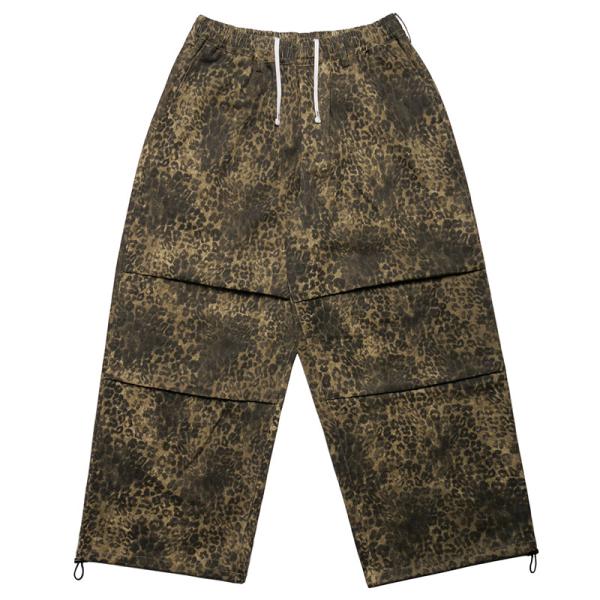 Cheers定番のバルーンワイドシルエットのパンツになります。今回はオリジナルのLEOPARD柄を使用した新しいアイテムになります。ベルトループ付きのウエストはゴム仕様で紐でも調整可能。裾はドローコードで絞りの調整も可能です。-Cheers...
