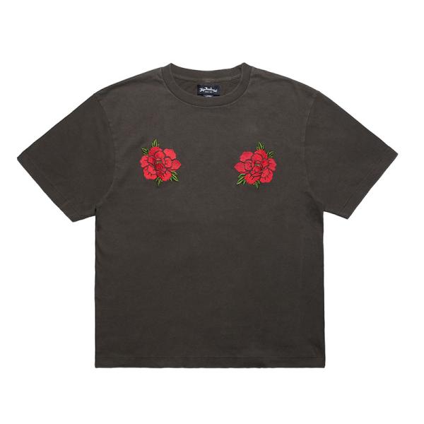 フロントには牡丹の花が刺繍で、バックには鶴と牡丹の家紋風デザインがプリントで入ったＴシャツ。染め、洗い加工が施されたボディで表情豊かな仕上がりになっています。-FLIP THE SCRIPT(フリップザスクリプト)-1995年スタート。サブ...