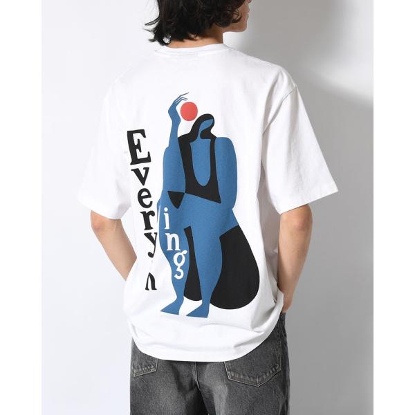[55275]「Everything」のアートワークをフロントとバックに水性スクリーンプリントで施したTシャツ。身頃にややゆとりを持ったリラックスしたシルエット。左裾に折り返しデザインラベルを配置。背面は無地となっています。