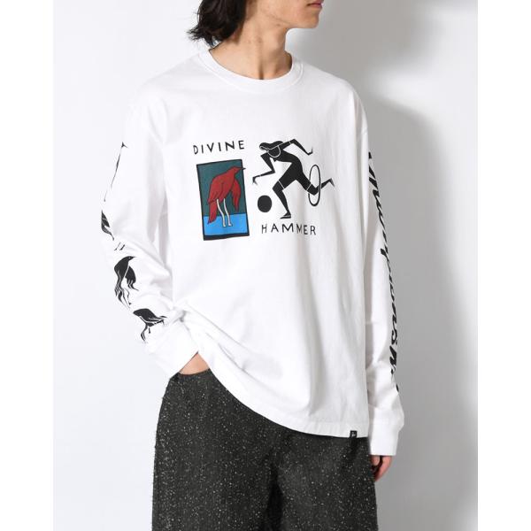 [55345]「Divine hammer」のアートワークを水性スクリーンプリントで施したロングスリーブTシャツ。身頃にややゆとりを持ったリラックスしたシルエット。左裾に折り返しデザインラベルを配置。