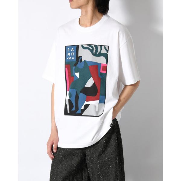 [55355]「Leaving now」のアートワークを水性スクリーンプリントで施したTシャツ。身頃にややゆとりを持ったリラックスしたシルエット。左裾に折り返しデザインラベルを配置。背面は無地となります。