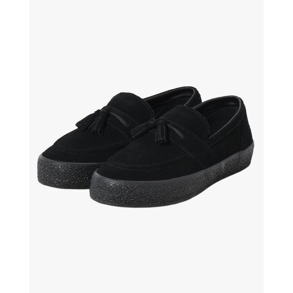 [VM005]VM002 のラストとフォクシングテープを掛け合わせ、スリップオンとローファーをハイブリッドした『VM005』。スエードレザーとタッセルローファーデザインのシックなアッパーに、存在感のあるソールデザインが絶妙な一足。オリジナル...