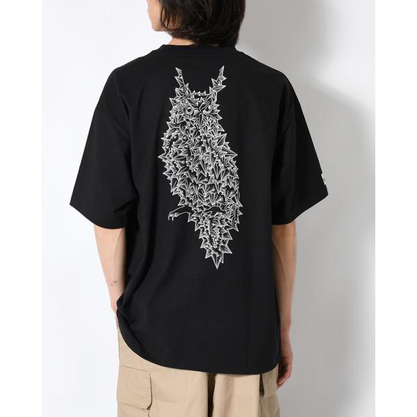 世界で活躍する壁画アーティスト BAKIBAKI とのコラボレーションTシャツ。BAKIBAKI "Animal Sequence"より梟のグラフィックをシルクスクリーンプリントで制作。 蓄光プリントを使用しており闇夜で梟が光るスペシャルな...