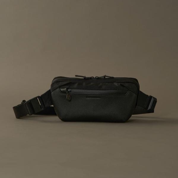 [BBOM-1331]500mlペットボトルをスマートに収納できる「Roof」。独立構造のボトルポケットは水滴を気にせず使え、メッシュ素材で乾きも早い仕様。4層の収納スペースに小物ポケットやカード入れ、カラビナ付きで鍵も整理しやすく、日常使...