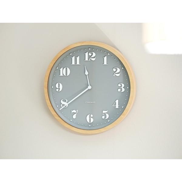 自然な表情のウッドフレームにニュアンスカラーの文字盤を合わせたウォールクロック。北欧インテリアに合わせたくなる、あたたかみのあるデザインです。■サイズ：φ30 x D5 cm■重量：1.2kg■素材：木、ポリレジン、ガラス■ムーブメント：電...