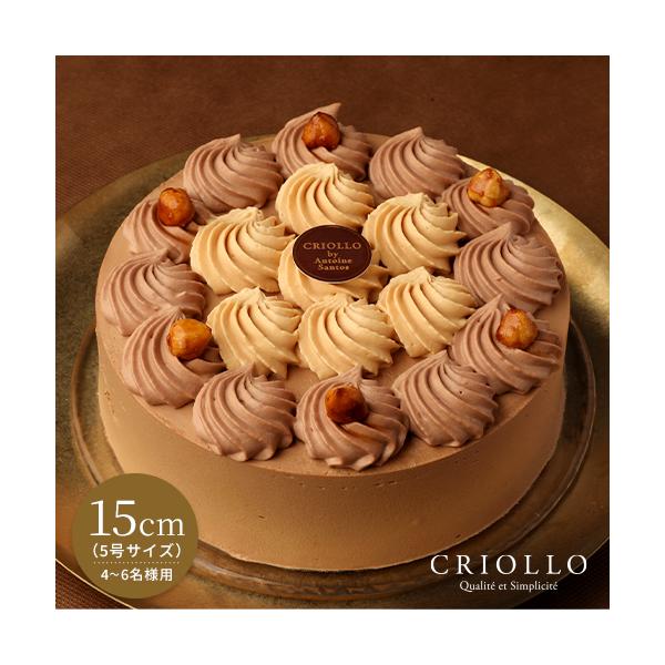 ひと口で広がる多彩な食感と、香りのアクセントが魅力のケーキ。サントスシェフのこだわりを余すことなく堪能できる代表作です。ふわっとアーモンドのダックワーズ生地、ふわっと溶けるチョコレートムース、ヘーゼルナッツをキャラメリゼしたプラリネクリーム...