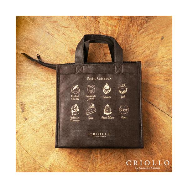 ブラウンの不織布タイプの保冷バッグ。表はクリオロで人気のケーキのデザイン、裏はシンプルにクリオロのロゴのみ。小さめで持ち運びに便利でお弁当箱を入れるのにもピッタリの大きさ。内ポケット付き。※プラスチックの底板付きです。※保冷剤が入る内ポケッ...