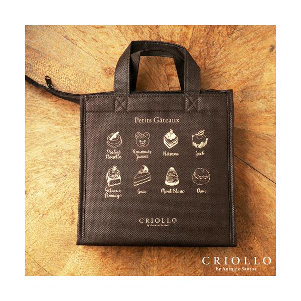 表はクリオロで人気のケーキのデザイン、裏はシンプルにクリオロのロゴのみ。しっかりした底板付きなので安定性抜群！内ポケット付き！