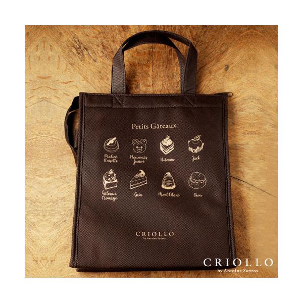 表はクリオロで人気のケーキのデザイン、裏はシンプルにクリオロのロゴのみ。小さめで持ち運びに便利でお弁当箱を入れるのにもピッタリの大きさ。内ポケット付き！