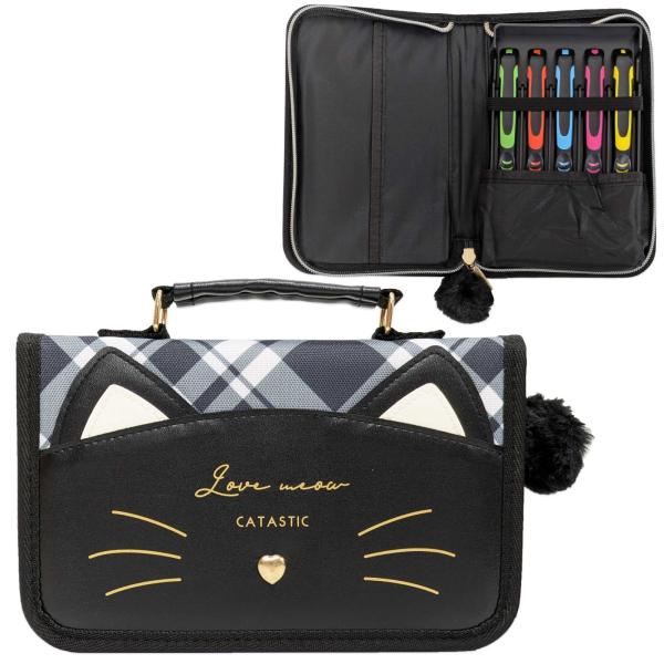 小学校の図工の時間に使用する彫刻刀です。モノトーンのチェック柄に猫のモチーフの落ち着いたデザインの彫刻刀セット。猫の顔は、高級感のあるゴールドプリント、お鼻はハート形の金属パーツでキュートな仕上がりです。モフモフでかわいいファーチャーム付き...