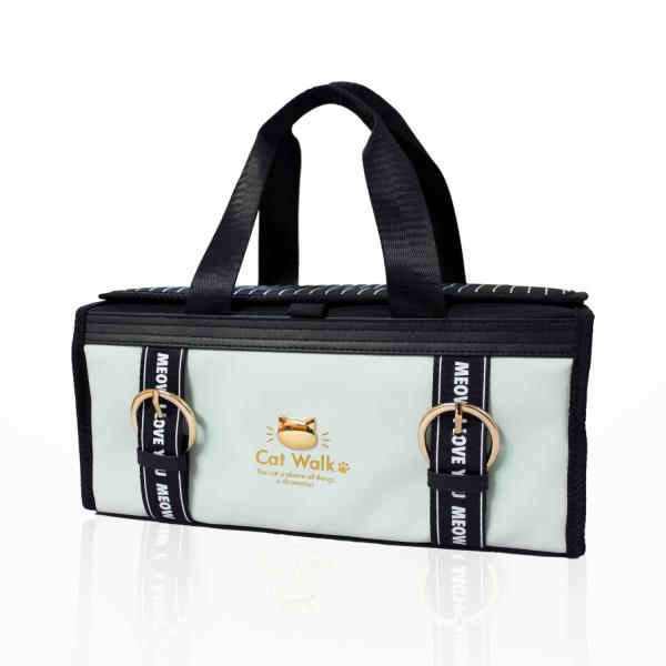 爽やかなミントグリーンで落ち着いたデザインの絵の具バッグ。立体的な可愛いネコのエンブレムがチャーミング。ベルト風のゴールドのバックルもおしゃれなアクセントになっています。手さげ・ショルダーの両方で使える２ウェイタイプ。コンパクトで可愛い絵の...