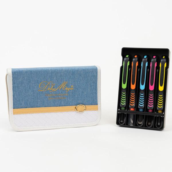 小学校の図工の時間に使用する彫刻刀です。デニム地のお洒落なデザインで小学生から中高生でも使える彫刻刀セット。ゴールドのバックルがとってもエレガントなカワイイ彫刻刀セット。小学生におすすめの彫刻刀。刃はよしはる全鋼製ハイスペック彫刻刀ソリッド...