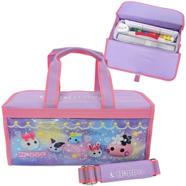 2026年にアニメで復活するあのなつかしいほっぺちゃんの絵の具セット。小学校の図工の時間に使える中身の揃った画材セットです。前面はかわいいほっぺちゃん、持ち手とショルダーベルトはパープル×ピンクのストライプ、細かいところまでおしゃれにデザイ...