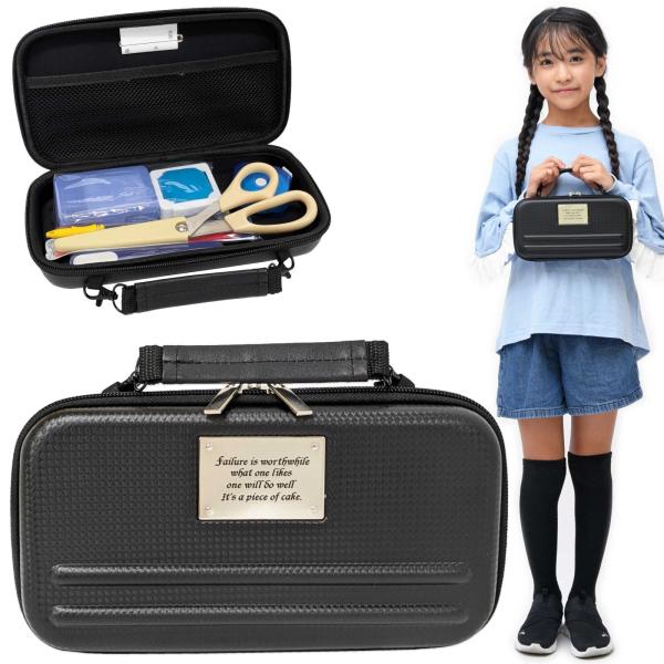 ウレタン樹脂で加工されたハードケースタイプの高級感の裁縫セット。黒を基調とするチェック柄を散りばめたバッグ本体には、メタリックなプレートが 埋め込まれております。セットの中身が学校準拠なので家庭科の授業でもすぐに使えます。収納便利な内ポケッ...