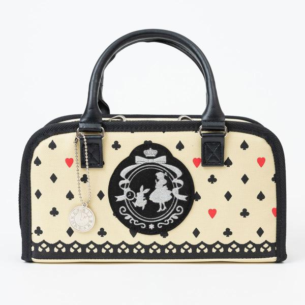 トランプマークをちりばめたかわいいドット柄の裁縫セット。不思議の国のアリスをモチーフした裁縫バッグ。アリスとうさぎのワッペンや懐中時計をイメージしたワンポイントアクセサリーが可愛いソーイングセット。セットの中身が学校準拠なので家庭科の授業で...