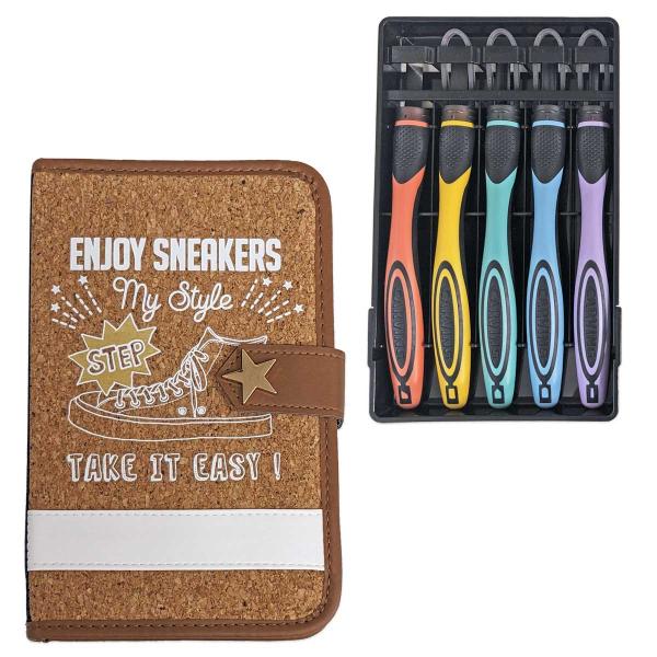 スニーカーがデザインされたかっこいい彫刻刀セット。コルク風の生地に印刷が入ったお洒落な彫刻刀バッグです。日本製で学校現場でも多数使用されている義春刃物の彫刻刀セット。収納バッグは、大人っぽいデザインの小学生の女の子におすすめの商品です。創業...