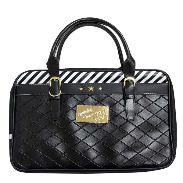 習字セット授業で必要な道具が揃った書道セット今なら汚れ拭きに使えるタオルふきんプレゼント！ダイヤカットのレザー調生地のチェック柄に星をかたどったお洒落なプレートがワンポイントになっている大人カワイイ習字セット。高級バッグ風の大きな持ち手は肩...