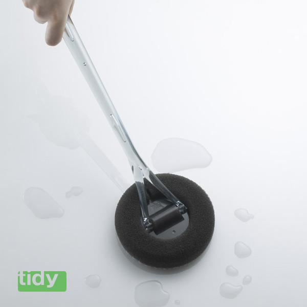 バススポンジはバスタブ掃除用のスポンジです。曲面や角にフィットしやすい軟質プラスチック製のヘッドと「ミクロブラシ」のブラッシング効果で、皮脂などの汚れをきれいに落とします。スポンジが摩耗すれば、別売りのスポンジと交換することができます。本体...