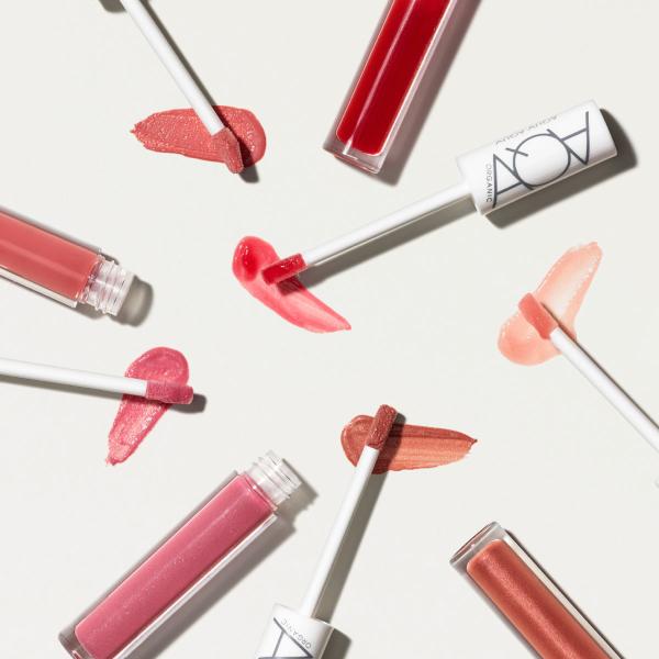 イチゴ種子油※やオレンジのエキス（オレンジ果皮エキス※）などのフルーツエキスを配合し、ぷるっと潤うリップグロスです。重さを感じさせないなめらかな使い心地です。大きなブラシでくちびるへたっぷりとつけていただけます。人気の高いカラーを取り揃えま...