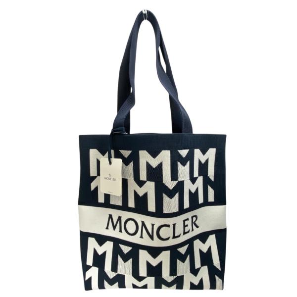 【ブランド】MONCLER モンクレール【商品名】モノグラム トートバッグ【商品番号】I209A5D00009M3706F70 【カラー】ネイビー/ホワイト【サイズ】横：42cm 縦：41cm 奥行：15cm ・ハンドル：64cm・本体重量...