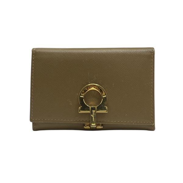 【ブランド】Salvatore Ferragamo フェラガモ【商品名】ガンチーニ コインケース【商品番号】221215【カラー】ゴールド/ブラウン【サイズ】横：11cm　縦：7.5cm　奥行：2cm【素材】レザー【付属品】-【ランク】Bラ...
