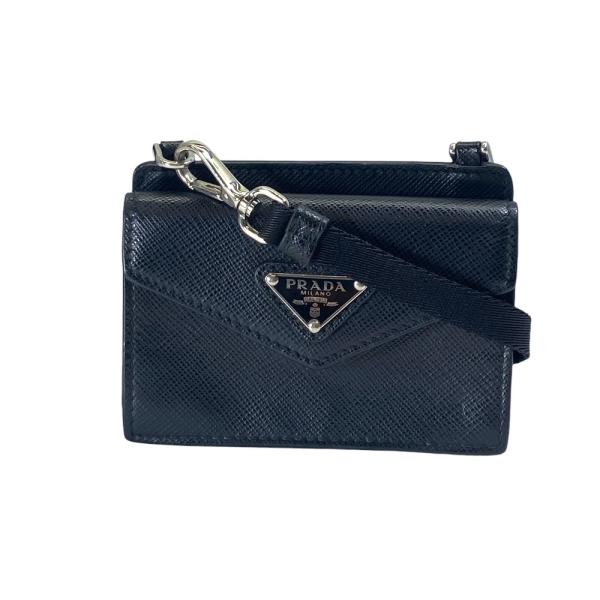 【ブランド】PRADA プラダ【商品名】サフィアーノレザー カードケース ネックストラップ付【商品番号】1TL404 Q横：約10cm　縦：約7.5cm　奥行：約1.5cm 調節可能ショルダーストラップ（取り外し可能） F0632【カラー】...