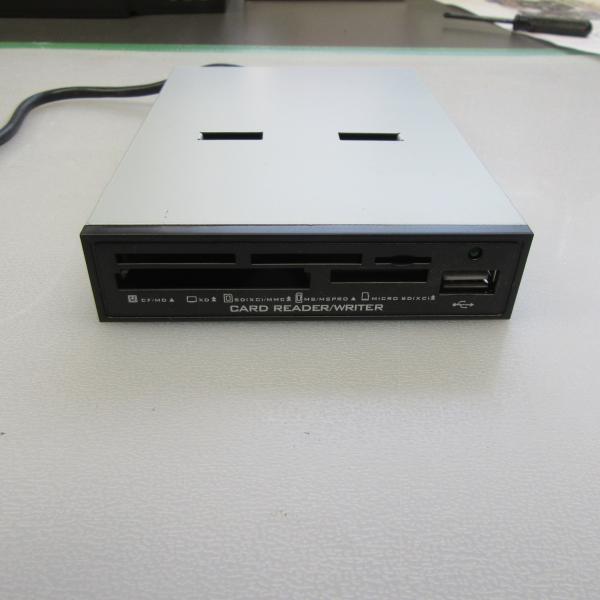 2019年製のBTOPCに取り付けられていた物です。ノーブランド品です。比較的最近の物と思われます。USB2.0となりますので、汎用性は高いです。MicroSDにも対応しております。本体のみです。ネジは別途ご用意下さい。クリックポストにてポ...