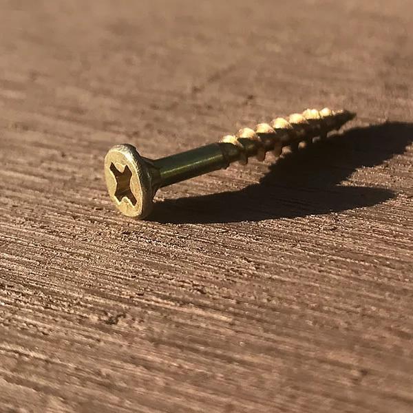 人工木材や支柱の固定に適したゴールド色の汎用ビスです♪■人工木60角ポストに板材を固定する際に木割れしにくい先割タイプのスリムビスです！■本数：50本入り／半ねじ／ゴールド色■サイズ：経３．３ｍｍ×長さ４５ｍｍ