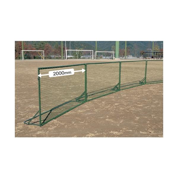 ソフトボール用ワイドタイプ内野フェンス　連結させて設置が可能。脚部を折り畳んで収納することができます。