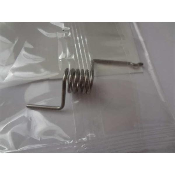 東芝 純正 冷蔵庫 GR-C51Rのスプリング（仕切板）　部品 44098064です。写真撮影等のためパッケージを開封しています。