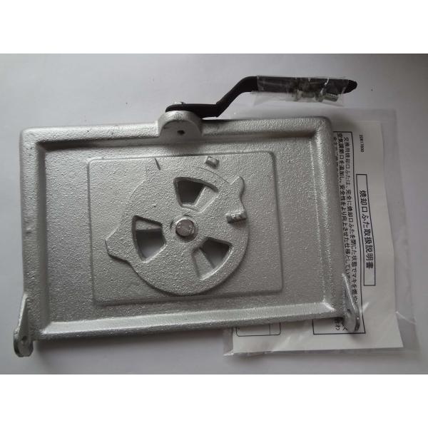 新品 長府製作所 純正部品 CHS-4 CH2S-4 CH2S-6用 焚き口蓋(ハンドル付き) 焚口ふた 部品 商品コード:928090です。写真撮影等のためパッケージを開封します。必ず商品コード、本体型番をご確認ください。他と同梱不可です...