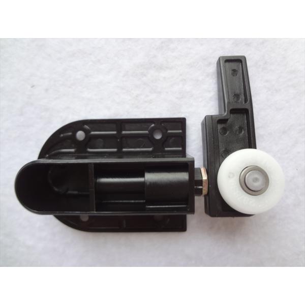 リクシル(トステム) FNMZ218 折れ戸用吊り車 部品です。写真撮影等のためパッケージは開封します。型番でのご提供となりますので必ず仕様をメーカーに確認の上ご検討ください。納期未定での取り寄せ対応ですが、約9-12営業日程度で入荷予定です。