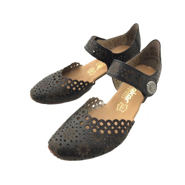 足への負担が少ない靴を作り続けているドイツの〈リーカー〉。脱ぎ履きがしやすく靴底の屈曲性も充分で軽快に歩けます。【素材】天然皮革　【ヒール】４cm※突然の完売のため在庫を用意できない場合があります。あらかじめご了承くださいませ。