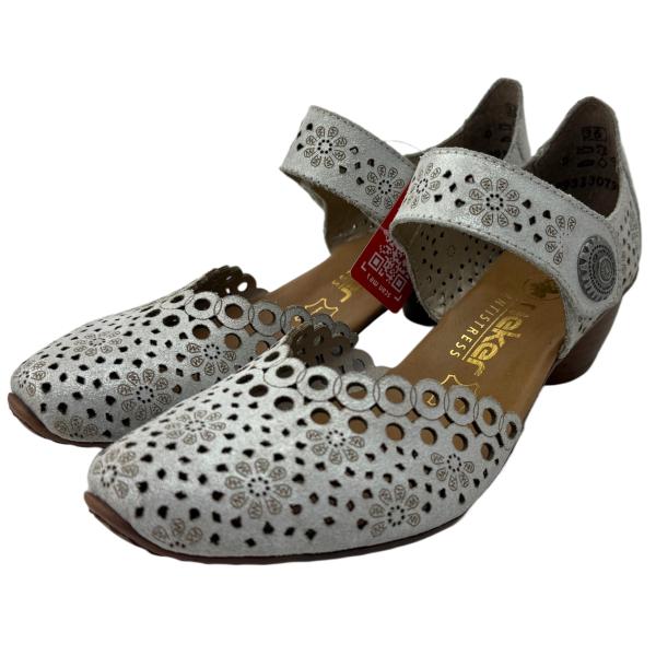 足への負担が少ない靴を作り続けているドイツの〈リーカー〉。脱ぎ履きがしやすく靴底の屈曲性も充分で軽快に歩けます。【素材】天然皮革　【ヒール】４cm※突然の完売のため在庫を用意できない場合があります。あらかじめご了承くださいませ。