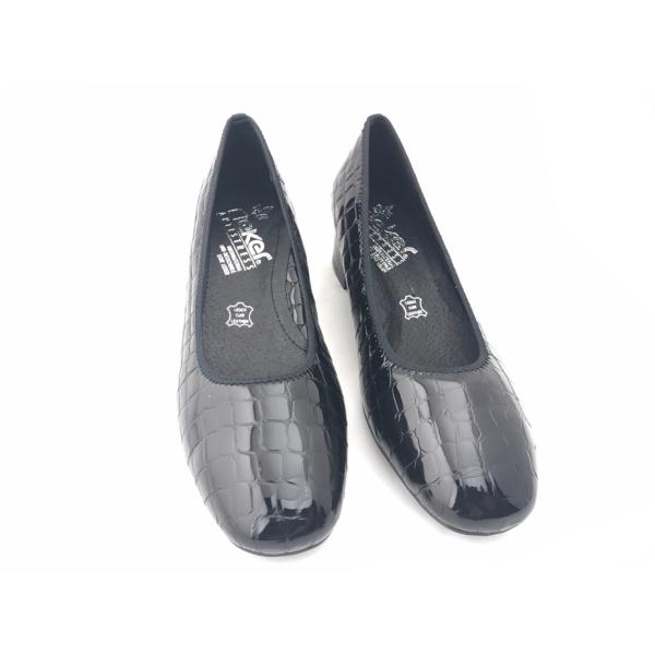 1874年創業、ドイツ有数のシューズメーカー。表情豊かなデザインと快適性を追求したつくりは、国内外で高く評価されています。足への負担が少ない靴を作り続けているドイツの〈リーカー〉。靴底の屈曲性も充分で軽快に歩けます。【素材】天然皮革※突然の...