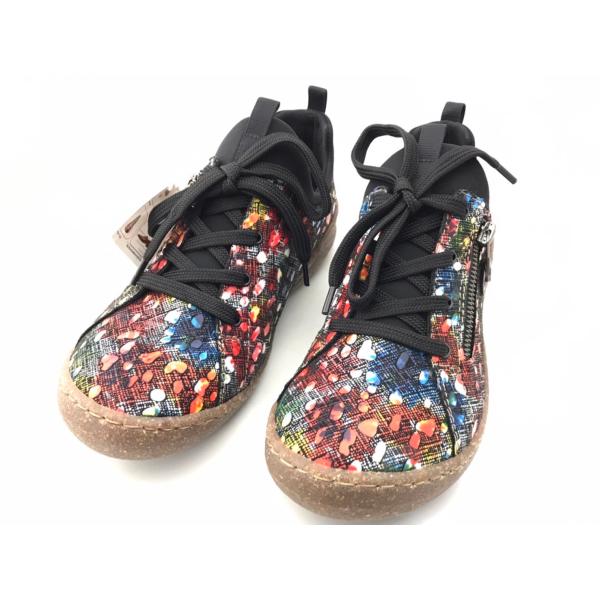 1874年創業、ドイツ有数のシューズメーカー。表情豊かなデザインと快適性を追求したつくりは、国内外で高く評価されています。足への負担が少ない靴を作り続けているドイツの〈リーカー〉。靴底の屈曲性も充分で軽快に歩けます。【素材】天然皮革※突然の...