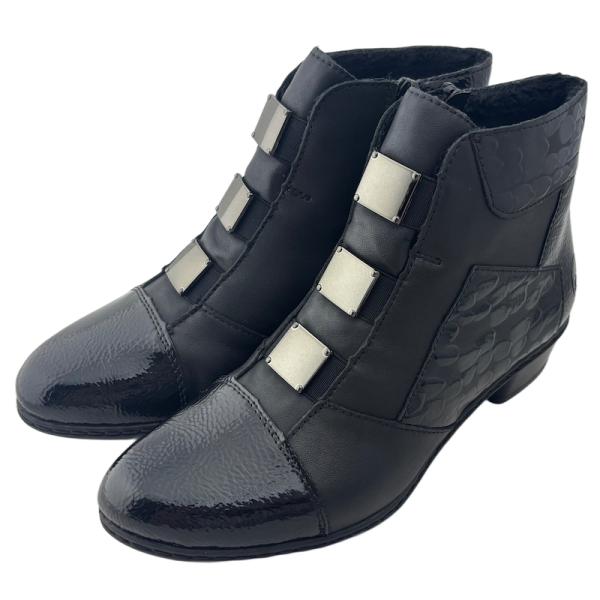 足への負担が少ない靴を作り続けているドイツの〈リーカー〉。脱ぎ履きがしやすく靴底の屈曲性も充分で軽快に歩けます。【素材】天然皮革※突然の完売のため在庫を用意できない場合があります。あらかじめご了承くださいませ。