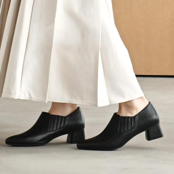 手を使わずにさっ！と履けるサイドゴアブーティポインテッドトゥでスッキリとしたシルエットに脚長効果もパンプスとブーツの中間的な立ち位置のブーティは、おしゃれと実用性両方を兼ね備えた万能デザインです。サイドゴアと広めの履き口で着脱をスムーズに。...