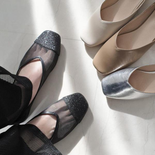 柔らかな足あたりで履きやすいフラットシューズ。スクエアトゥで大人っぽくきまる！柔らかく、気軽にさっと履けて使いやすいフラットパンプス。きれいめにもカジュアルにも合わせやすく、オンにもオフにも使えるデザインで、幅広いシーンで使えるパンプスです...