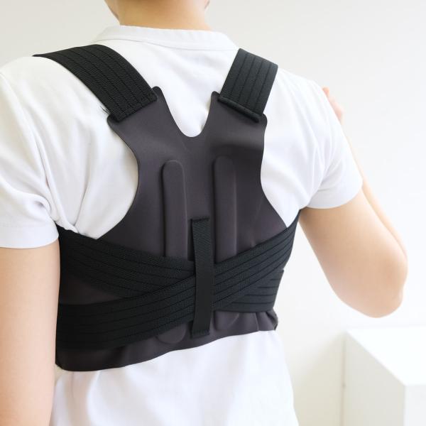 超薄型！2本のボーンが肩甲骨に効く！すっきり美姿勢正しい姿勢でメリハリのあるボディラインを創り出す。全周フルーカット&amp;縫製段差を最小に抑えたフラット製法による密着効果によって、効率の良い姿勢サポートを実現します。また、左右の肩甲骨の...