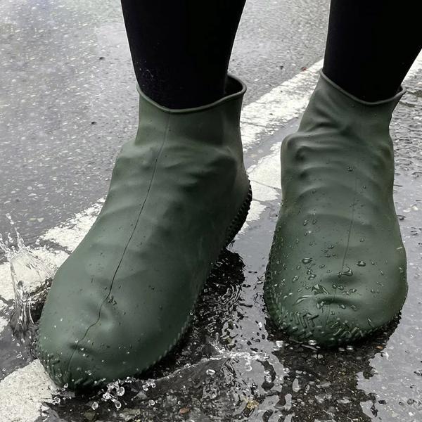 履いてる靴に被せるスマートデザイン！お洒落防水シューズカバー滑りにくく履きやすい特殊素材仕様！雨や雪の日はもちろん、キャンプや野外イベントでの泥汚れ防止にもおすすめ。新素材とフォルムの刷新により、滑りにくさと履きやすさを両立。伸縮性があり、...