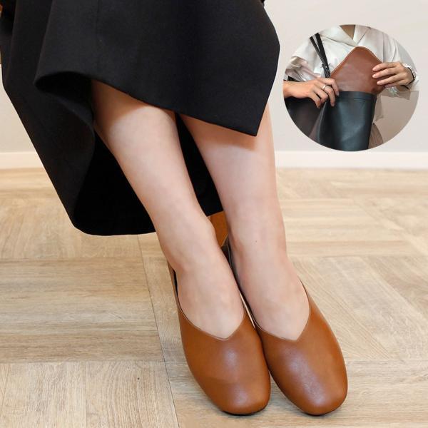 コンパクトに折り畳みできる軽量携帯シューズ履いてきた靴を収納できるトートにもなる収納ポーチ付Vカットとスクエアトゥは、美脚効果で上品な印象。柔らかい合皮とかかとの太ゴムで締め付け感なく優しく足にフィット。学校行事用スリッパ ・オフィスの替え...